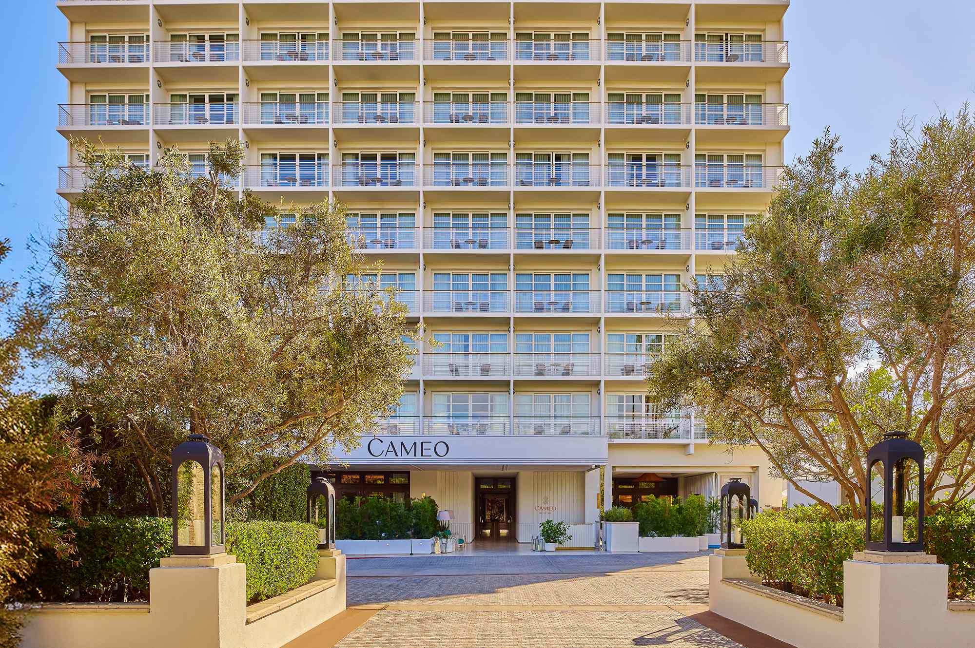 Inside a newly reimagined celebrity-loved hotel in Beverly Hills ...