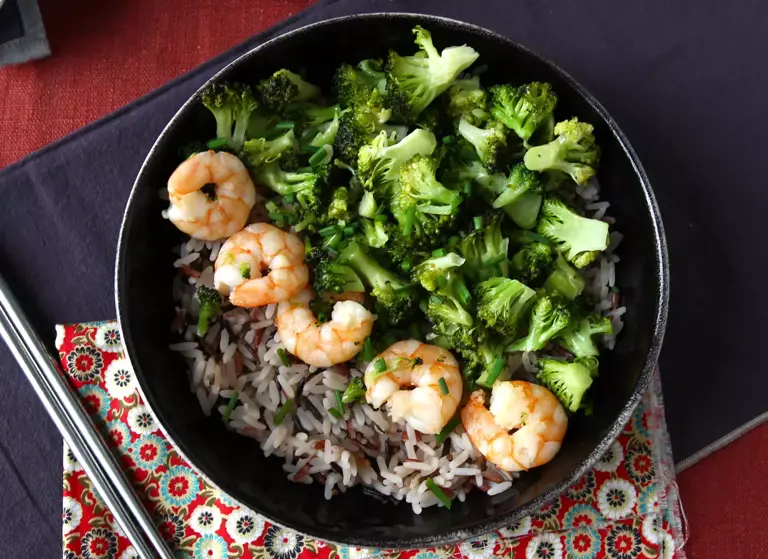 Volkorenrijst met broccoli en garnalen! Gemakkelijk en evenwichtig
