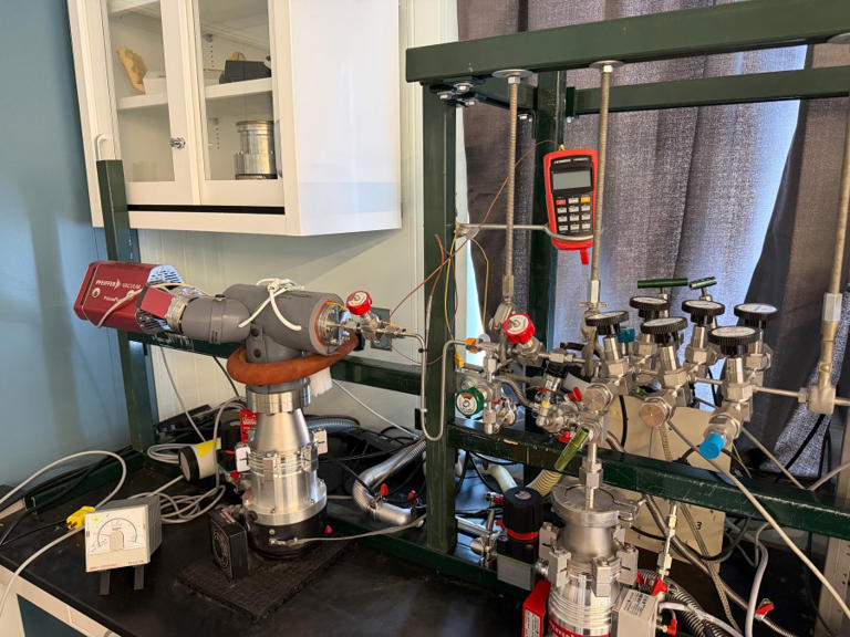 RPI scientists analyze 'Ancient Air' samples