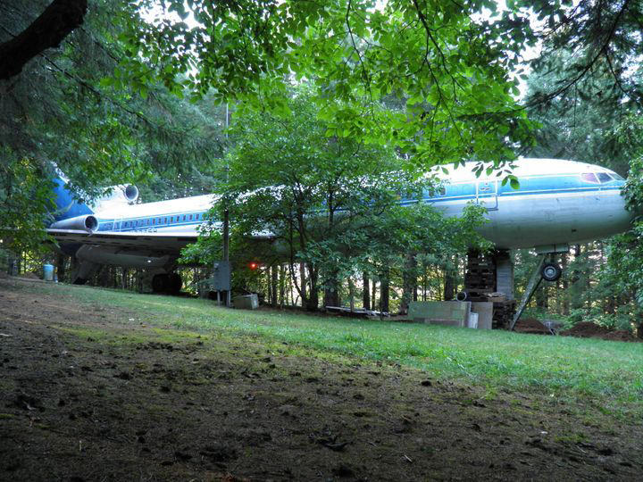Living on a jet plane: Oregon retiree turns a Boeing 727 into a home