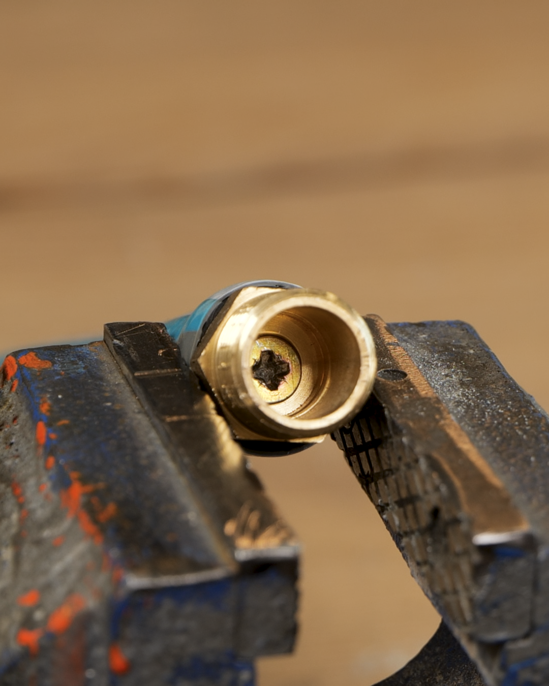 Remove screws the easy way with magnets🔩