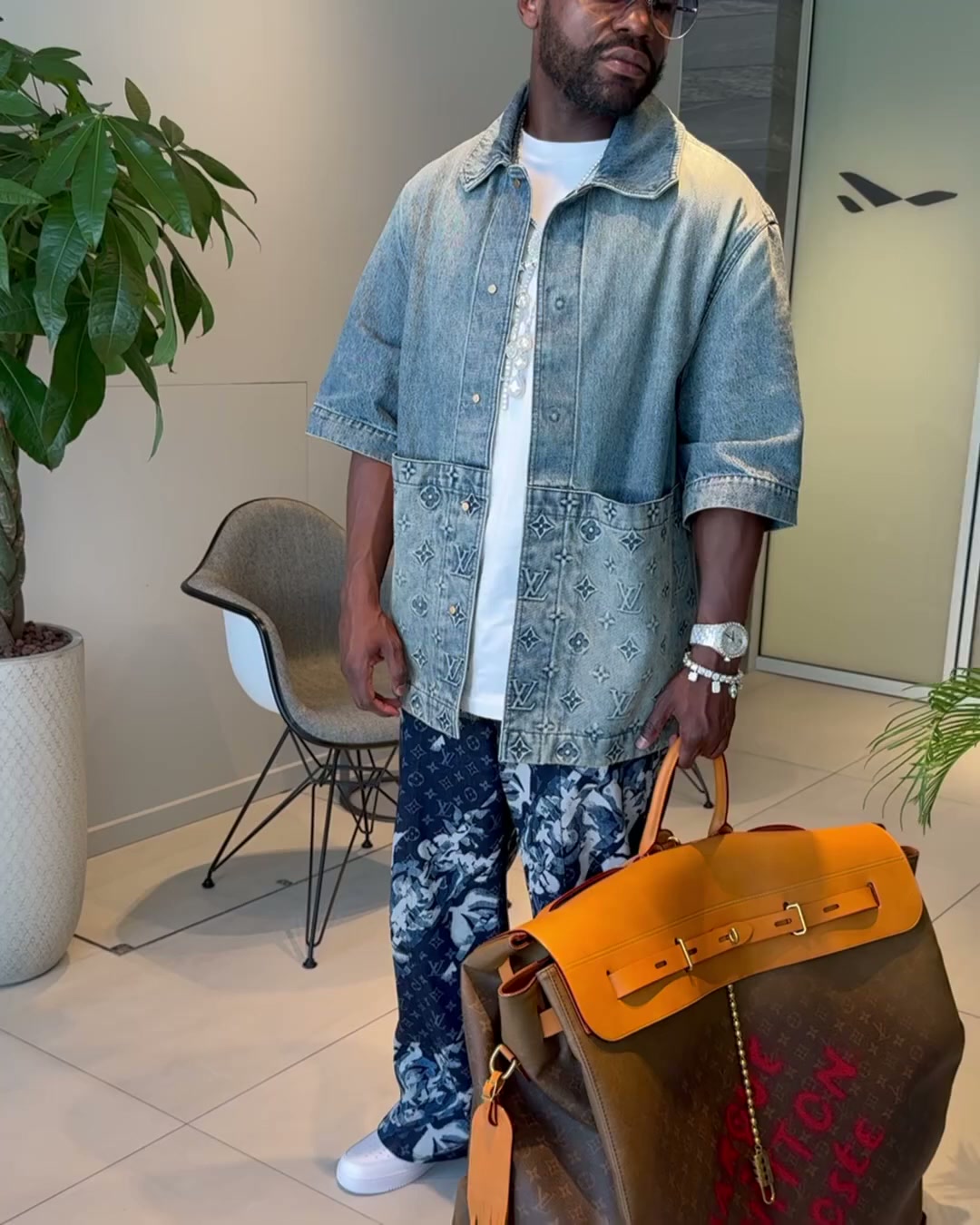 Floyd Mayweather Jr., Shows Off Just How Big Are The Bags He's Getting💰
