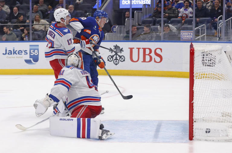 Islanders crush Rangers to continue season domination of rival
