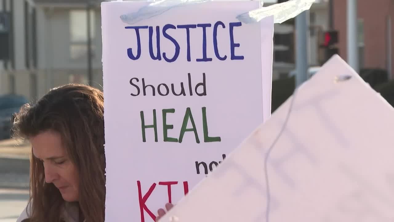 Glenwood hosts 'ICE Out' protest after Minneapolis shooting