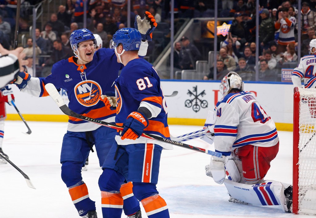 Islanders crush Rangers to continue season domination of rival