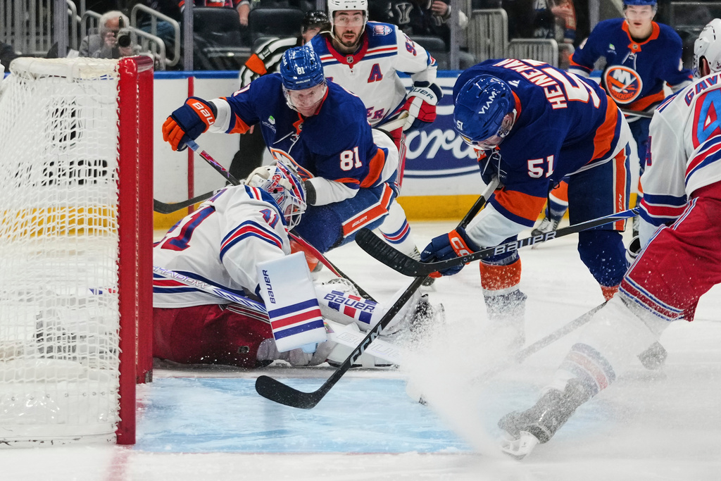 Islanders roll past Rangers 5-2 in Palat’s first game