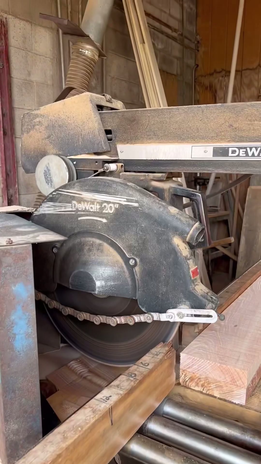 Sawmill operation mills boards down fast! #woodwork #tool #sawmill