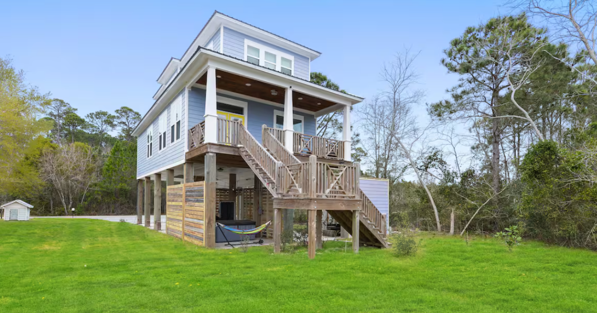 The Coziest Rental in Mississippi? This Airbnb's Hot Tub Say Yes
