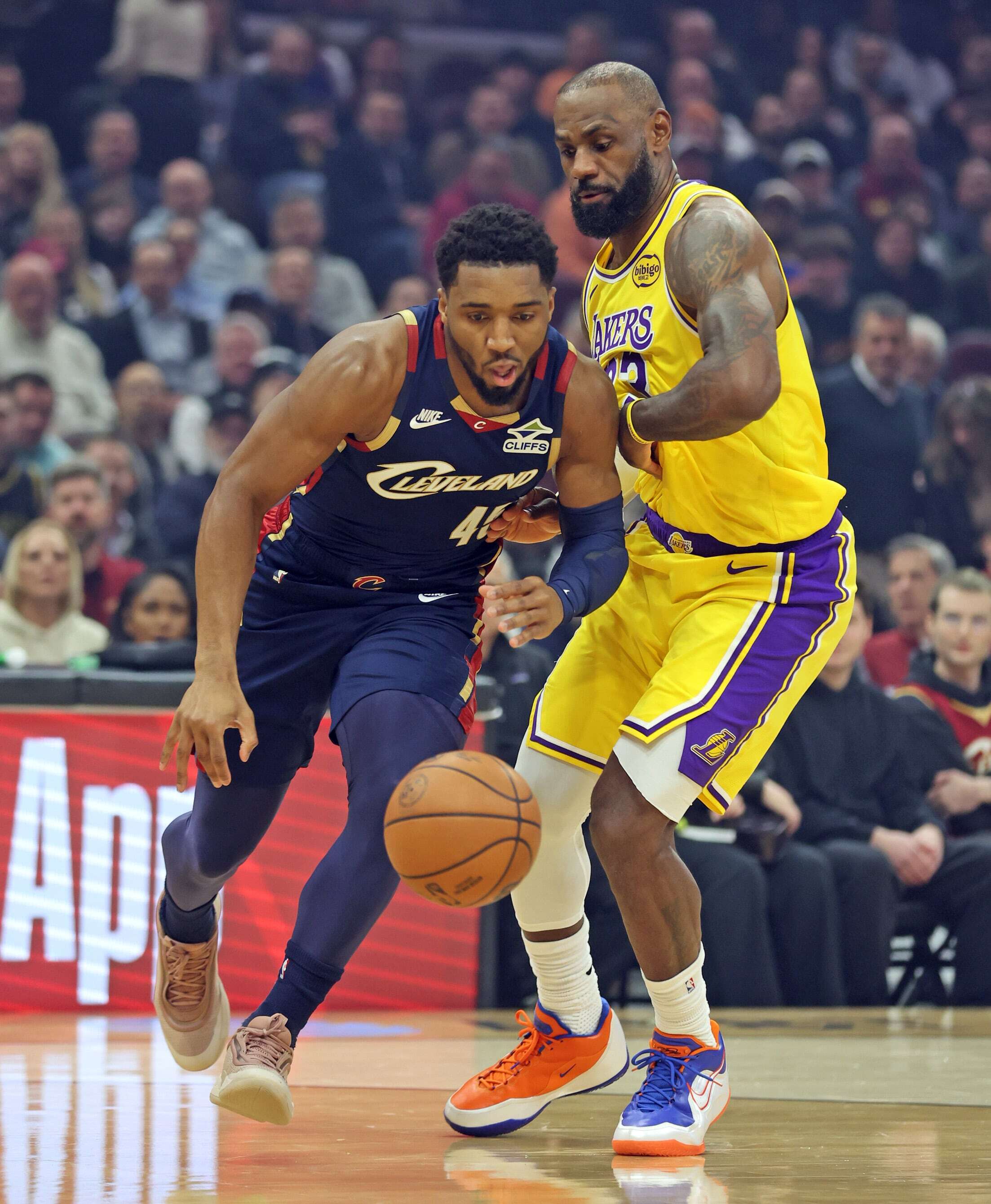 Cavs spoil LeBron James’ teary-eyed homecoming in 129-99 blowout win ...