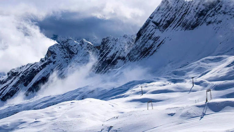 Snow has no color, so why does it look white; science explains why