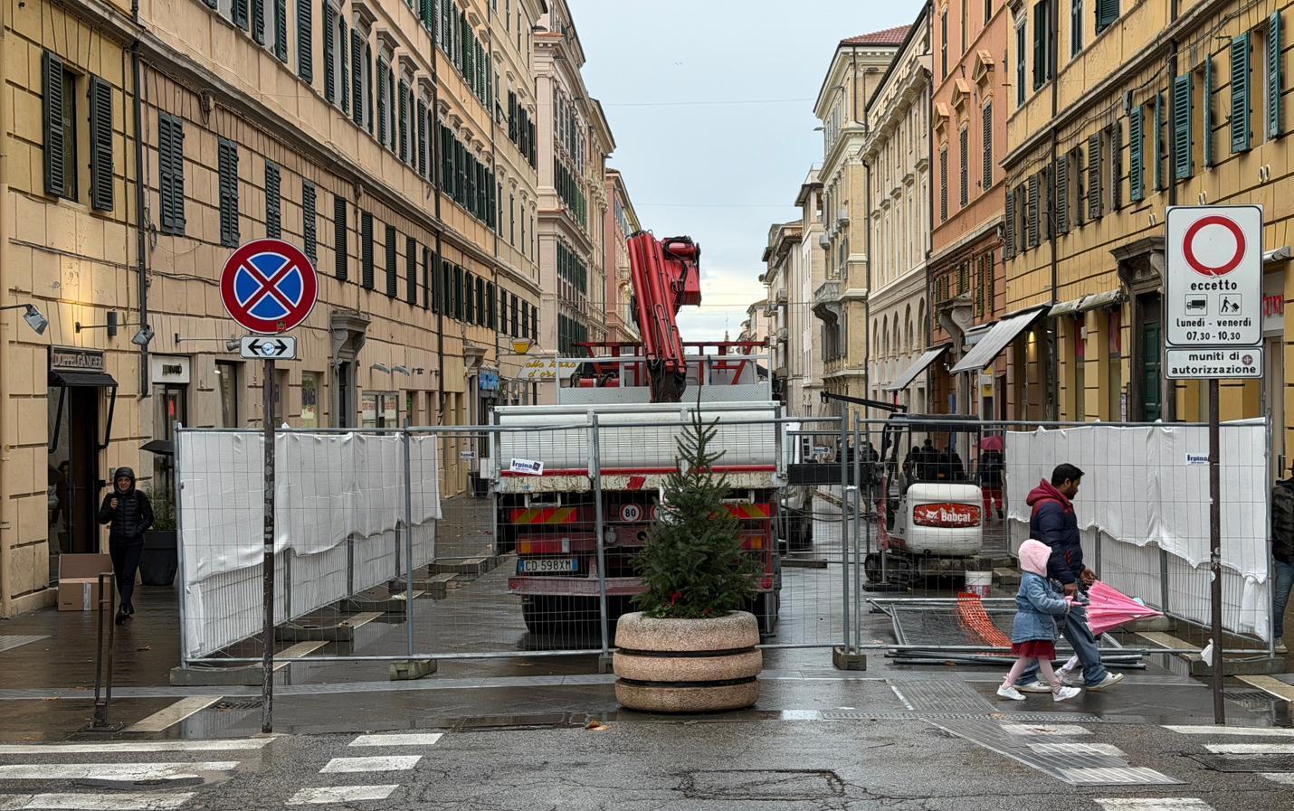 Il primo cantiere sul Corso. Arrivano camion e ruspe