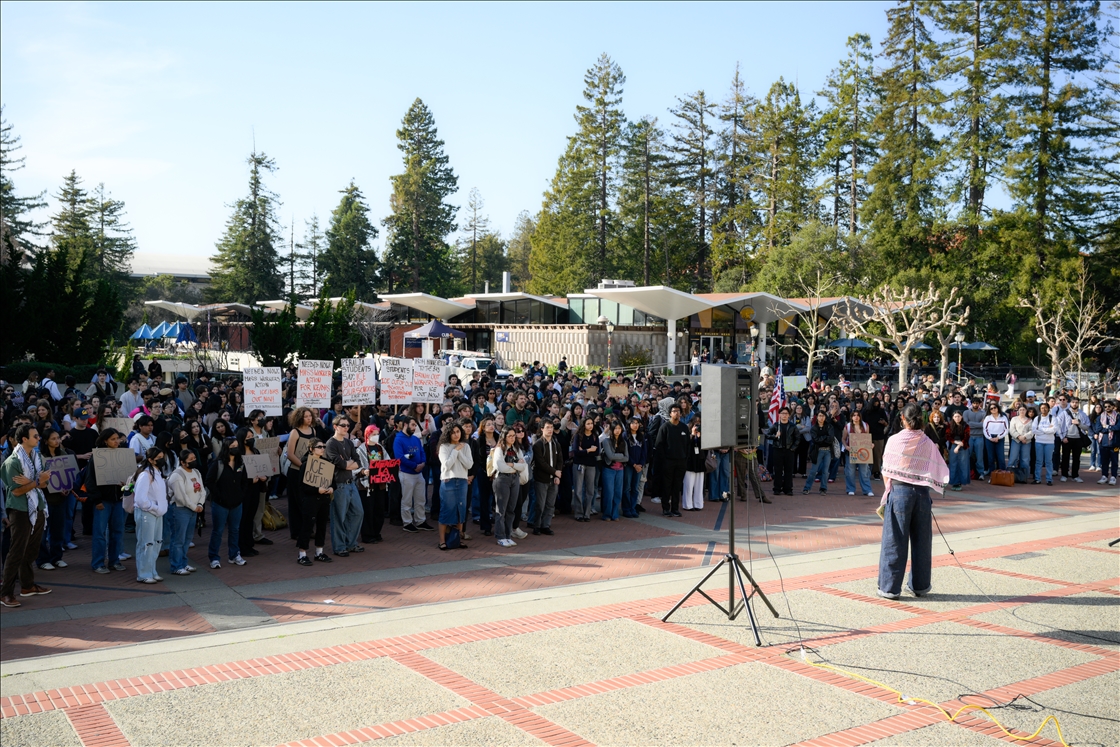 Öğrenciler UC Berkeley'de ICE karşıtı protesto için bir araya geldi