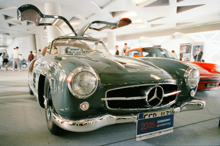 Jay Leno unveils a forgotten $10 million Mercedes Gullwing treasure
