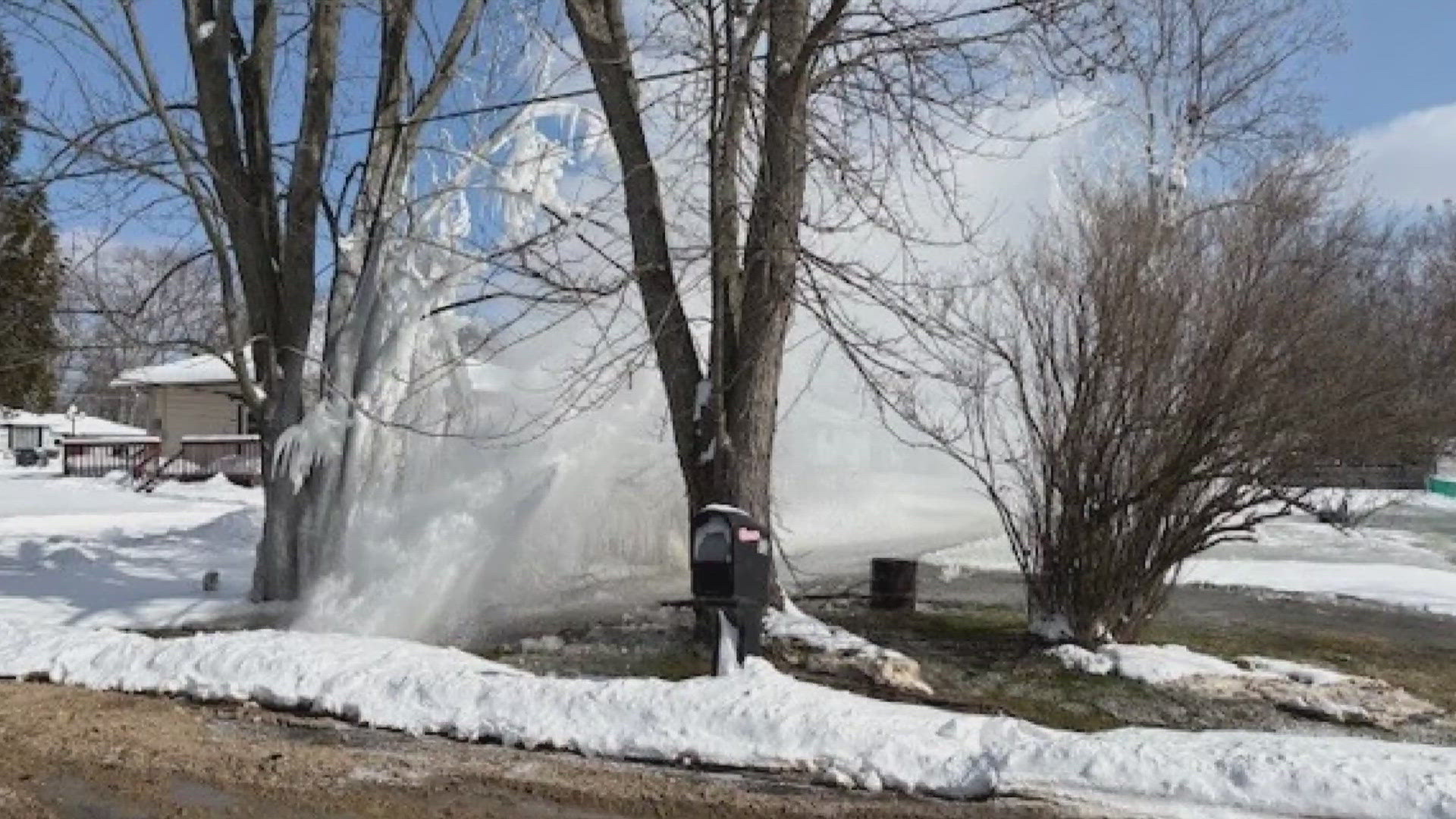 Crews work through freezing temperatures to repair water main break in ...