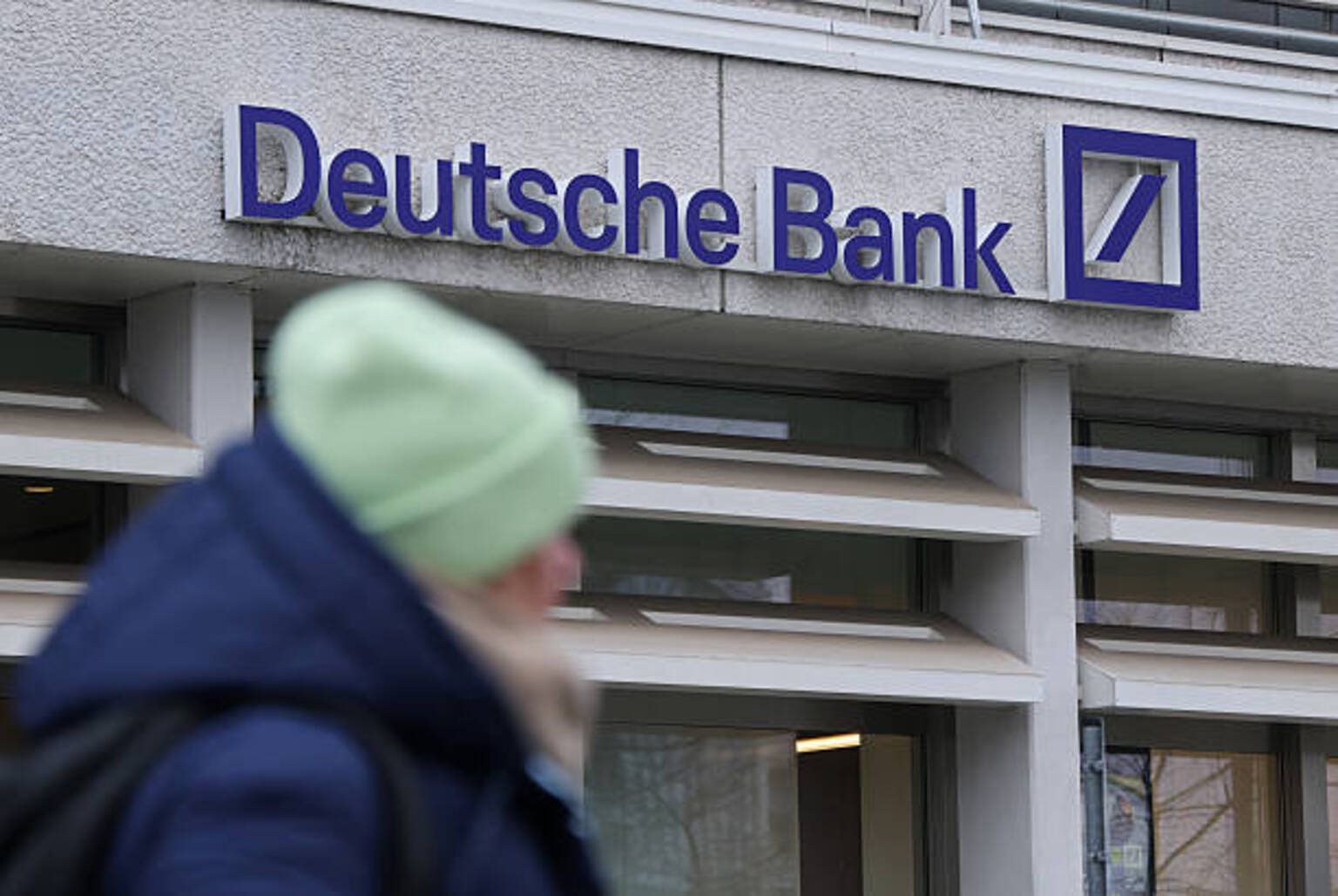 Deutsche Bank eyes stake in life insurance company - report