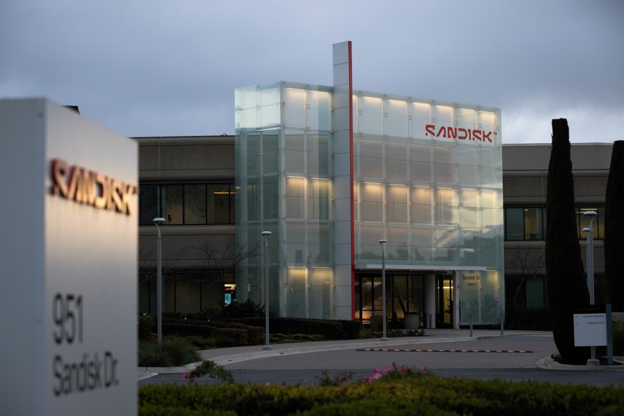 SanDisk beats earnings. The stock is soaring.