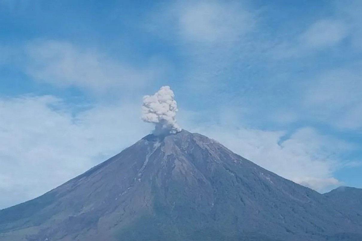 Gunung Semeru meletus dua kali hari ini, tinggi kolom abu 700 meter