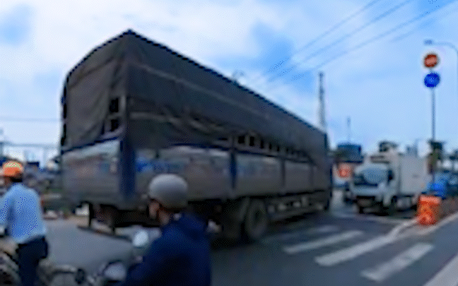 Tài xế xe tải chạy ngược chiều gây tai nạn khiến cụ ông 74 tuổi nhập viện