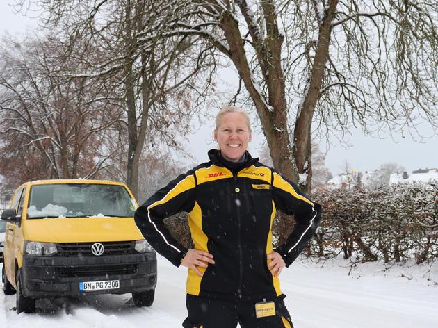 Sie hält sich warm mit vielen Schritten: Unterwegs mit Postbotin Karen ...