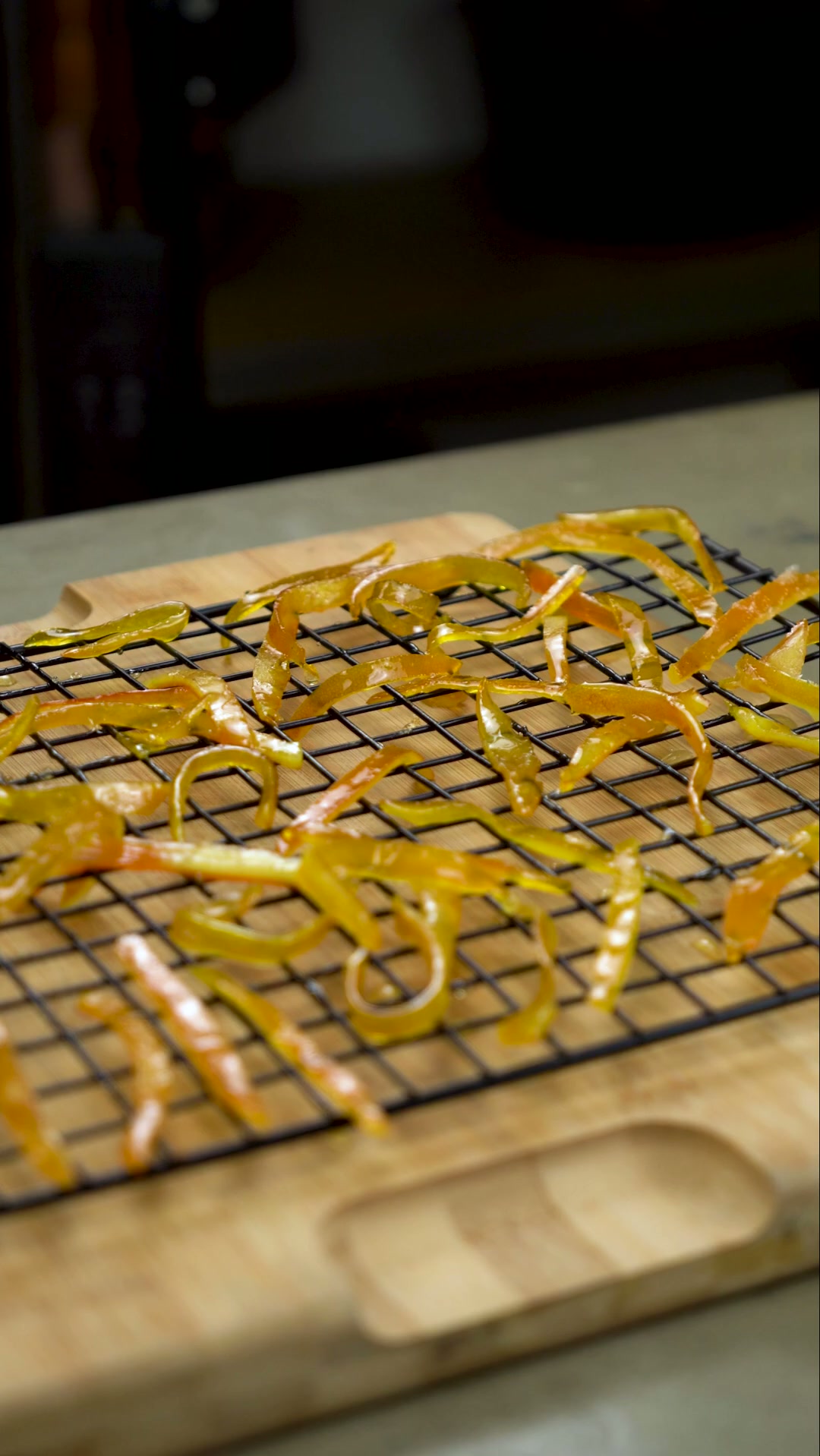 Transformei as cascas de laranja que iam pro lixo em um docinho ...