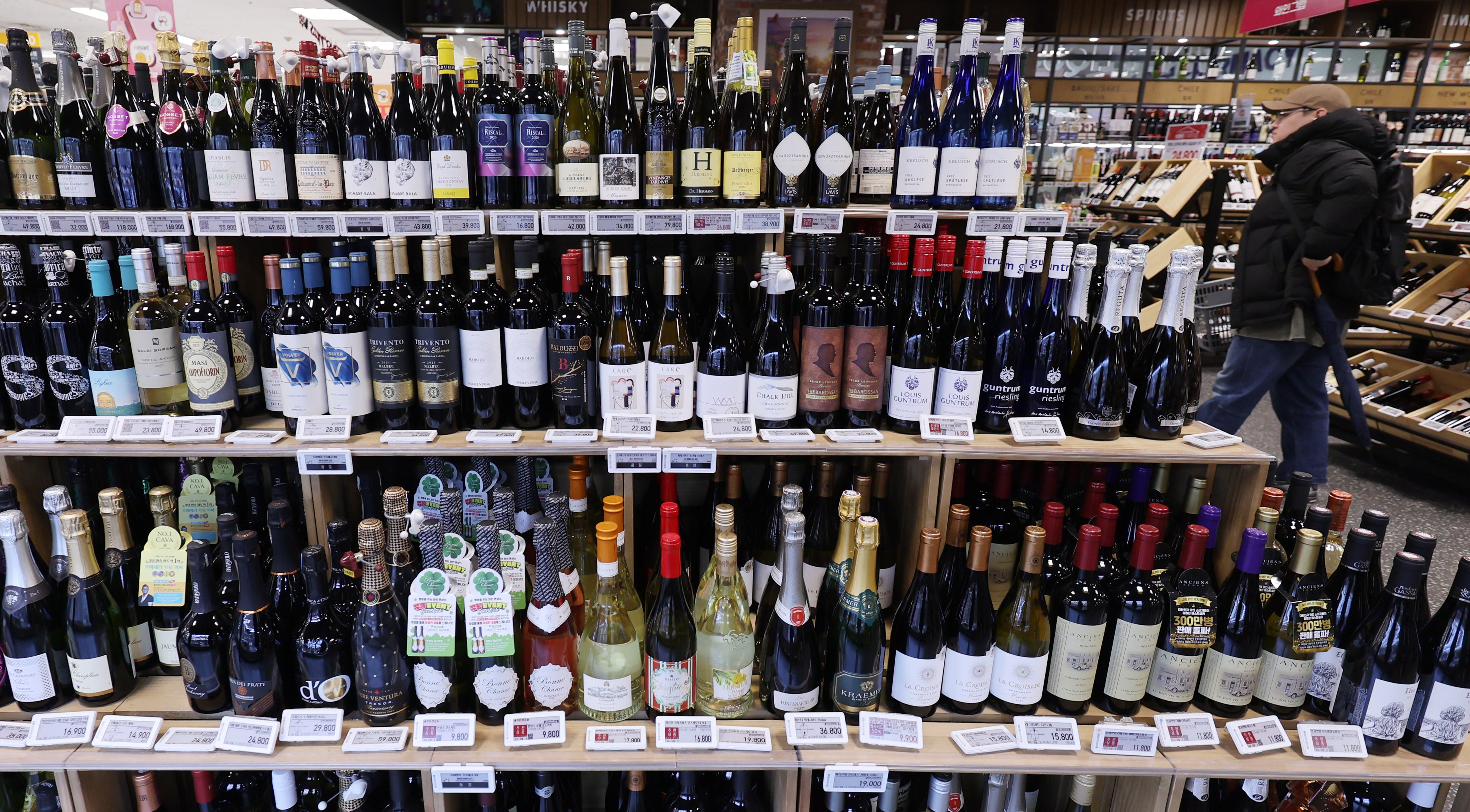 Wine industry faces structural decline as communal dining wanes