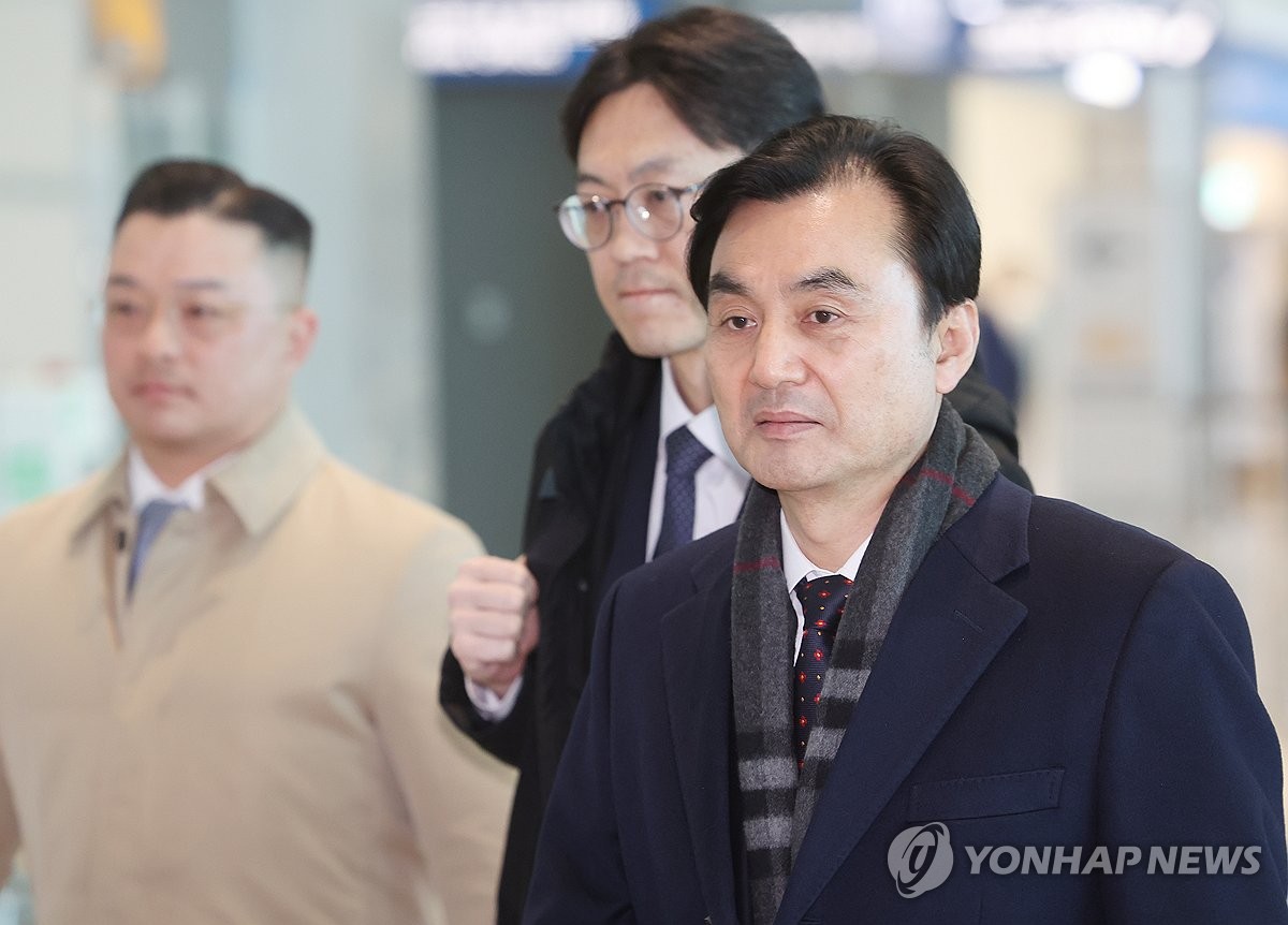 Defense chief departs for talks with Japanese defense minister in Yokosuka