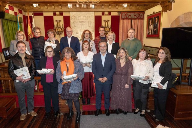 Camargo rinde homenaje a 14 profesores jubilados en el Día del Docente