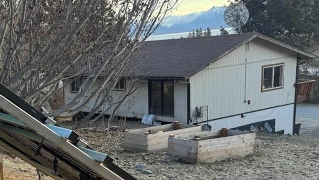 Homeowner turns heads after sharing pictures of his family's DIY off ...