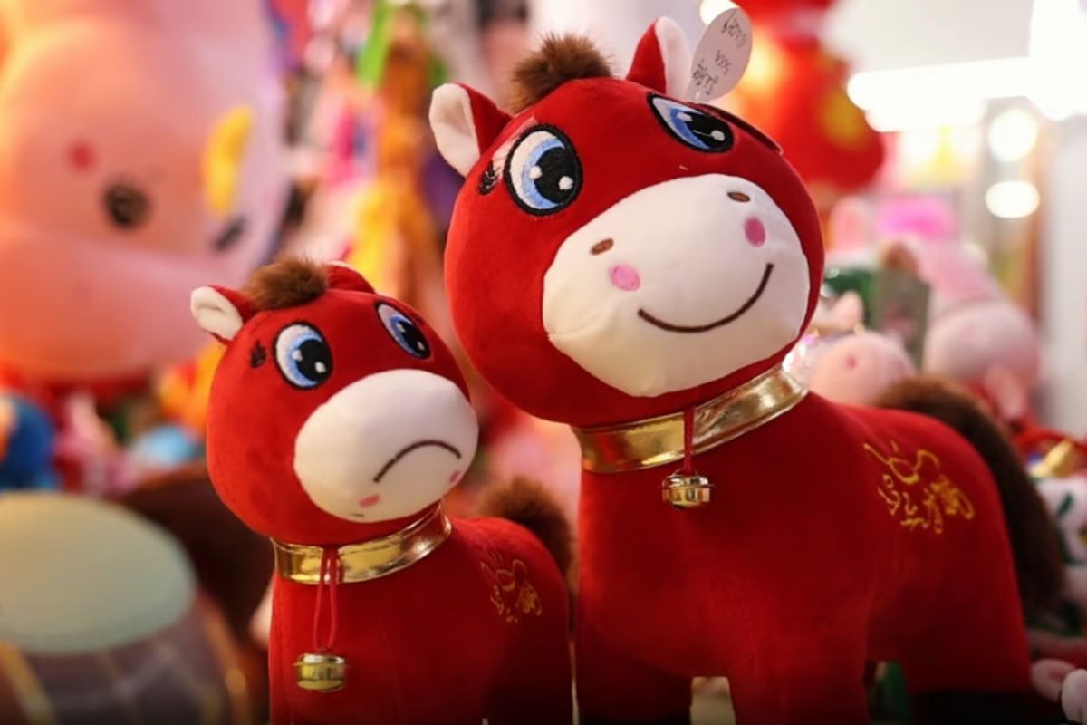 Dinilai wakili perasaan pekerja, boneka kuda menangis diburu pembeli ...