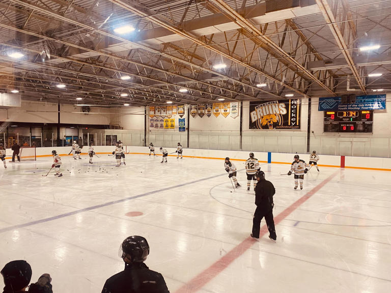 Max Scribner’s hat trick helps Easthampton boys hockey extend streak