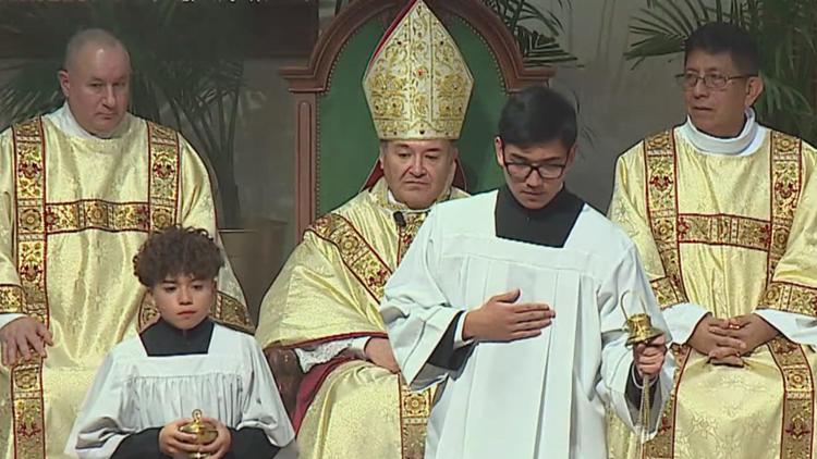 Hundreds gather for installation of Bishop Mario Avilés at Most ...