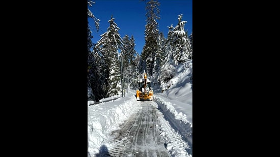 889 roads blocked in HP; snow slide triggers panic in Chamba’s Bharmaur