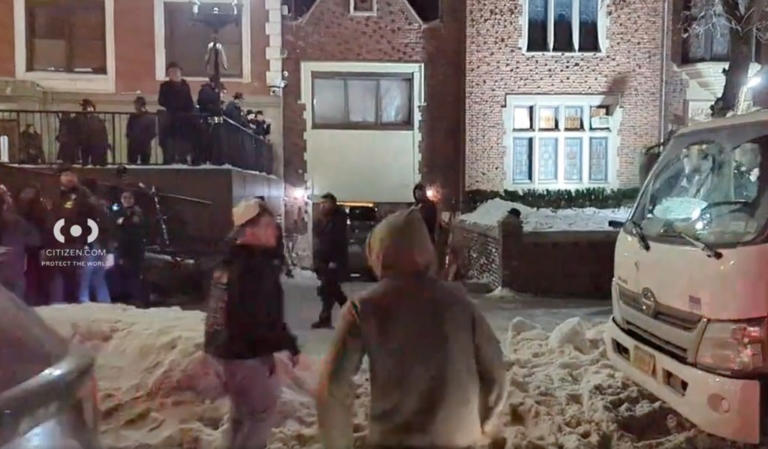 Car repeatedly rams into entrance of NYC synagogue, driver arrested ...