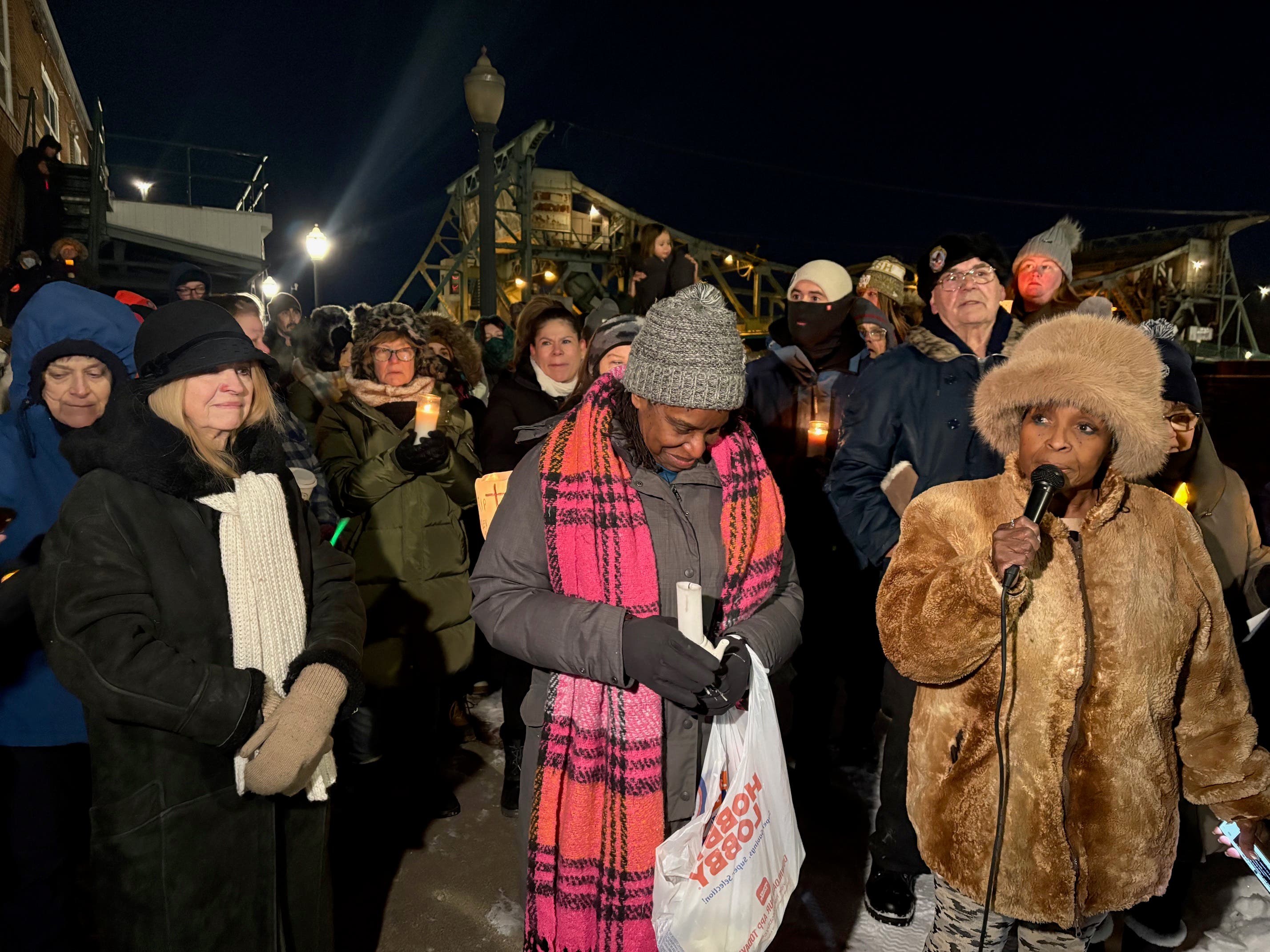 Joliet mourns death of Minneapolis nurse Alex Pretti: Over 100 at ...