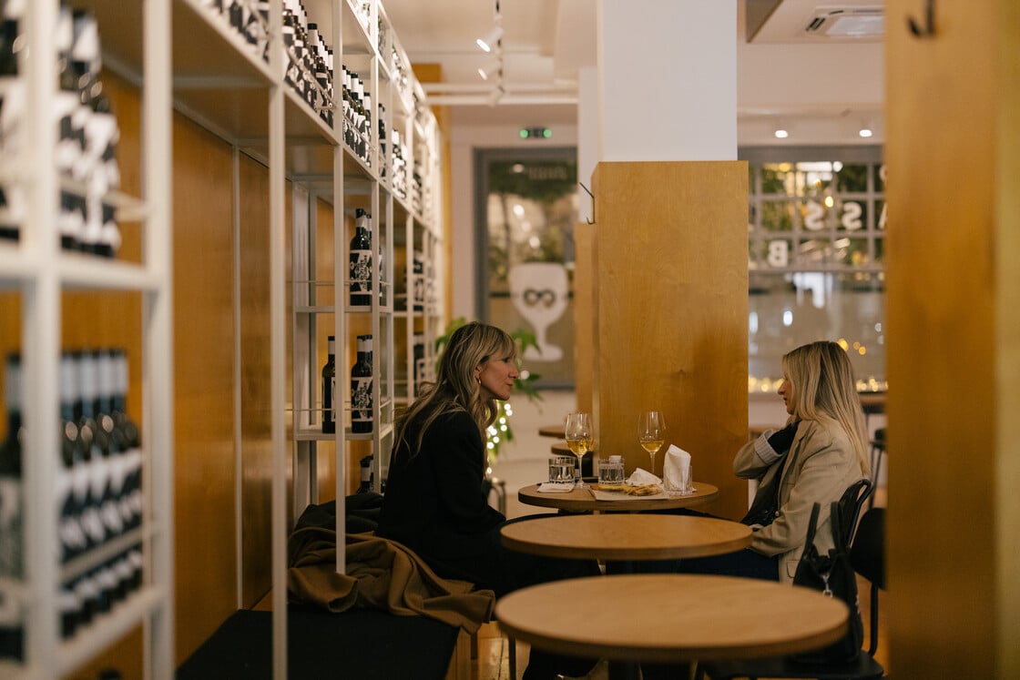 «Philip Glass»: Ένα wine bar κρυμμένο στην Πανόρμου