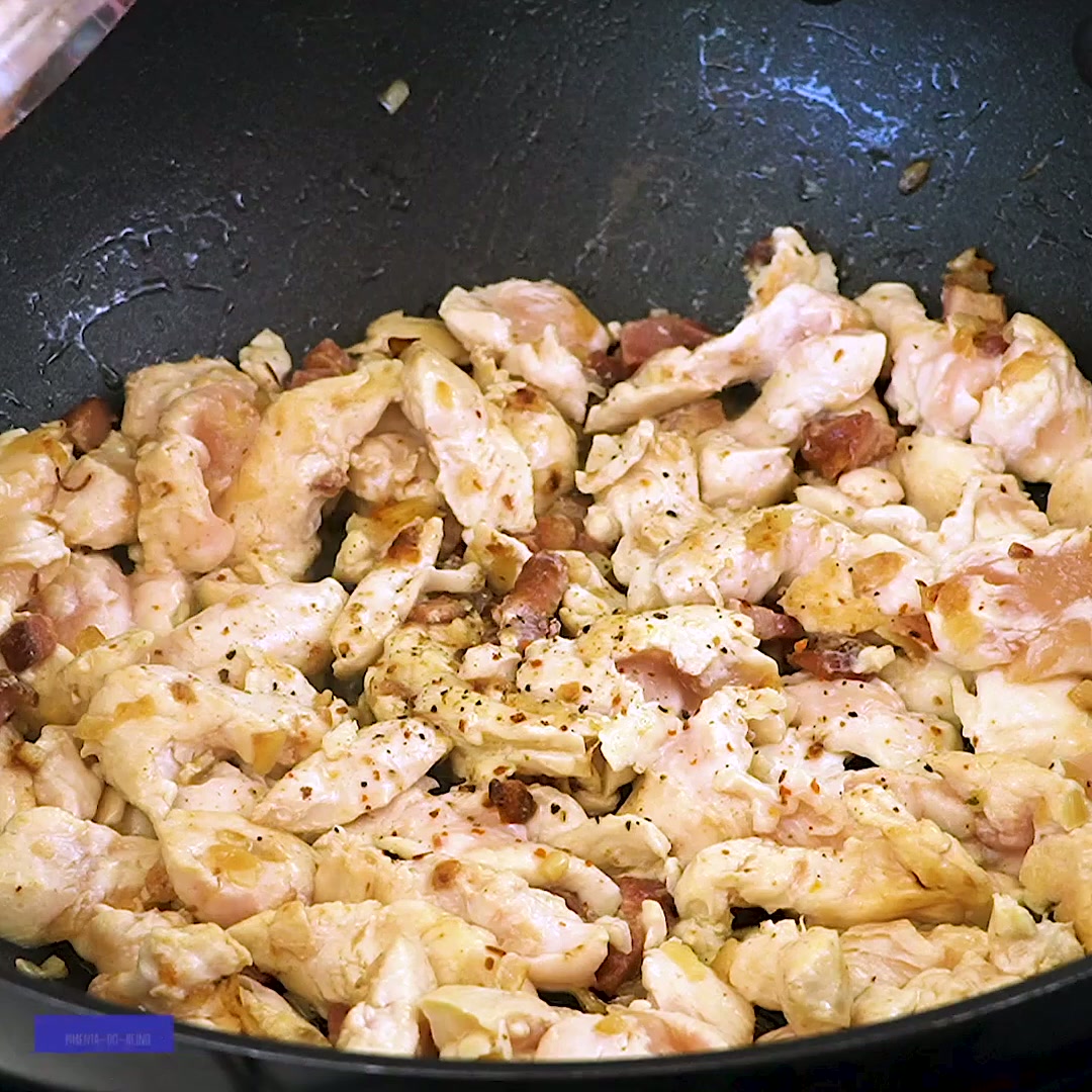 Macarrão ao molho de queijo e bacon (fácil) | Sal de Flor