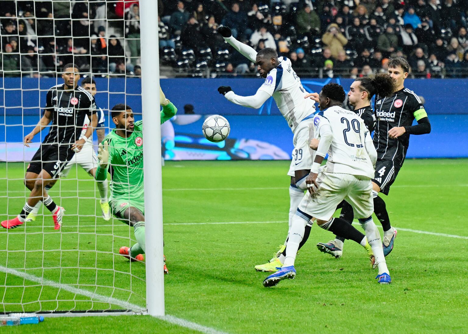 Thursday’s briefing: Perfect Arsenal and rampant Liverpool reach last 16