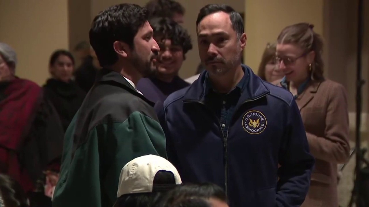 Lawmakers visit child & father detained by ICE