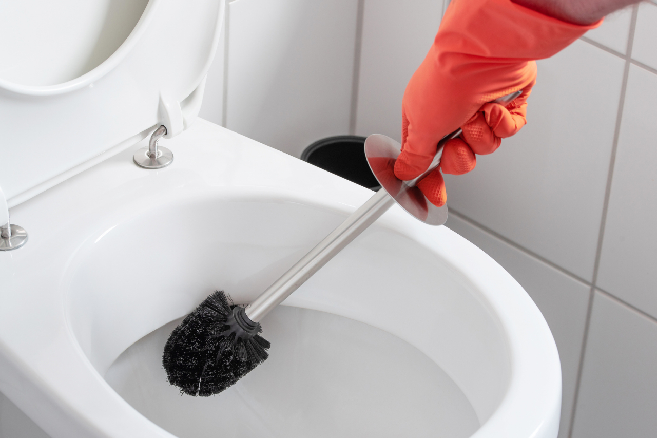 Toilette reinigen: So hilft Schleifpapier gegen Kalkränder