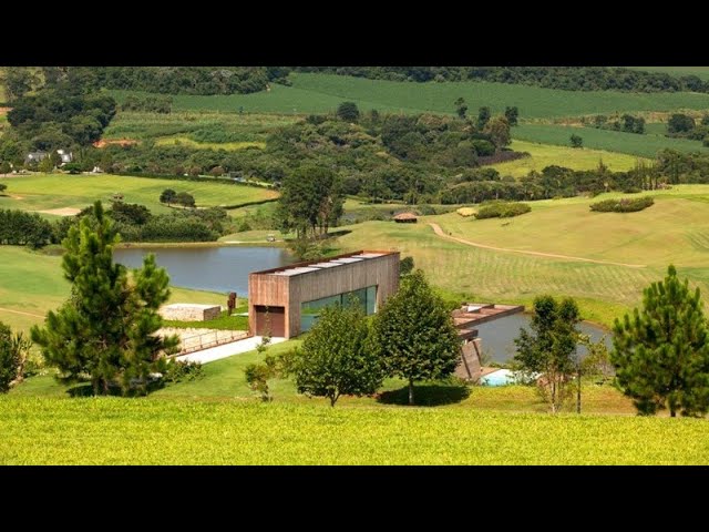 Modern weekend retreat welcomed the rugged landscape in its design