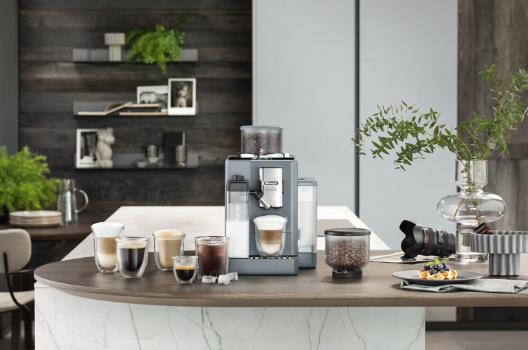 Waarom de De’Longhi Rivelia koffiemachine hét hero model van nu is – en ...