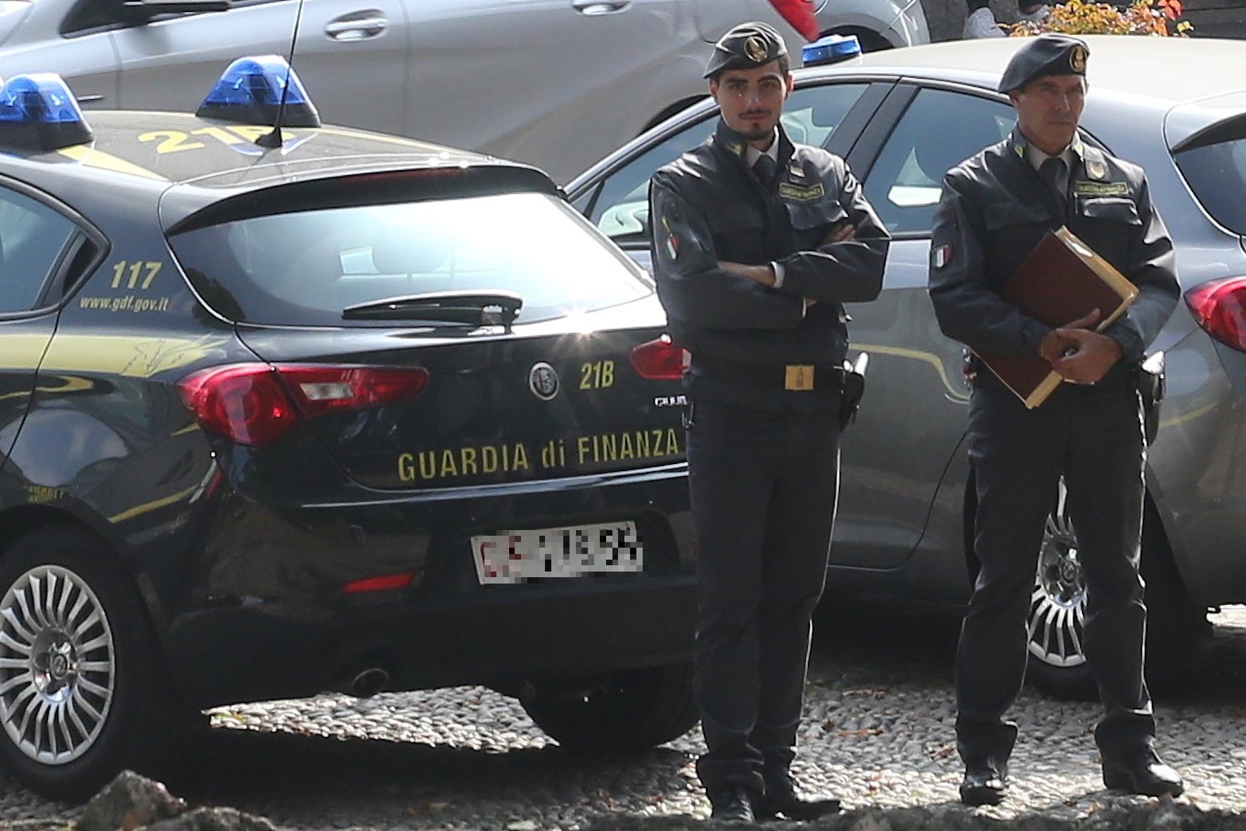 Giro di droga da 150mila euro, armi per minacce ed estorsioni: 6 ...