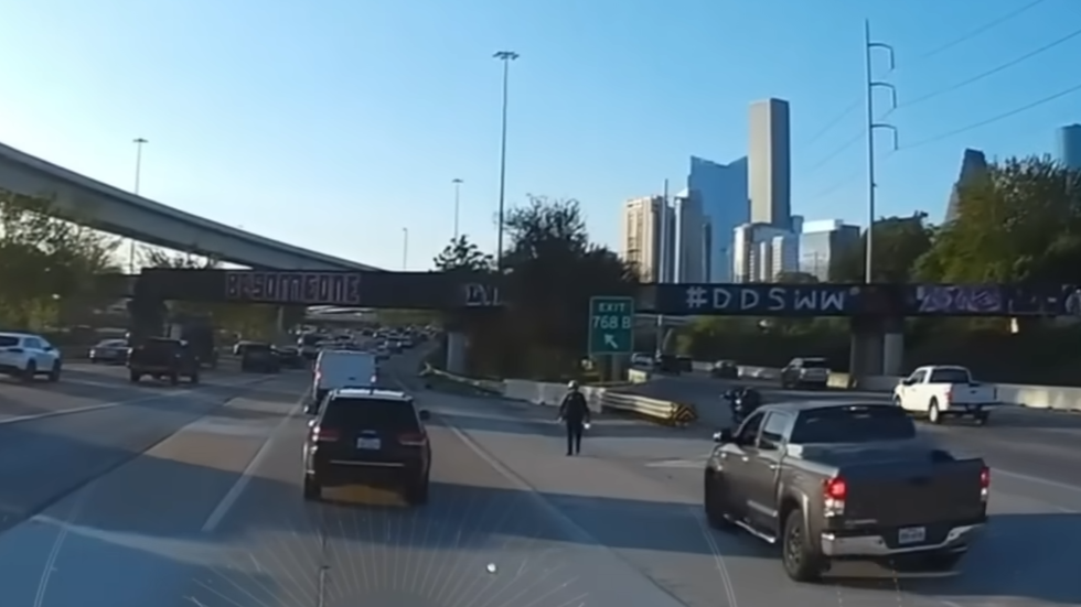 Male Karens skip the exit line and highway police serve perfect karma