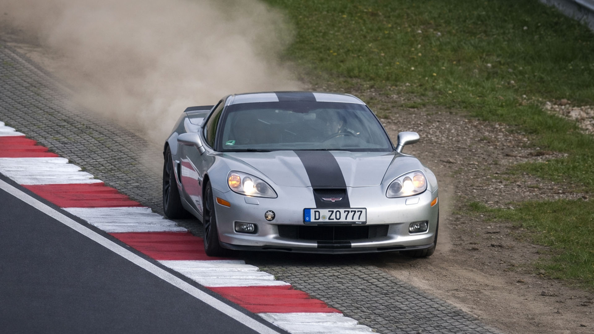 Dust flies as car goes wide at Nürburgring event