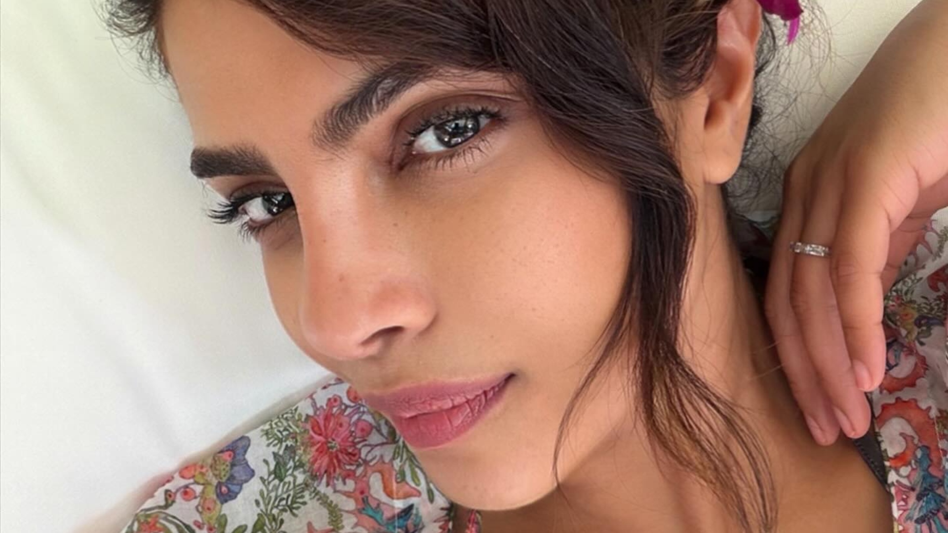 Vestida casualmente, esta atriz indiana impressiona com sua pele radiante