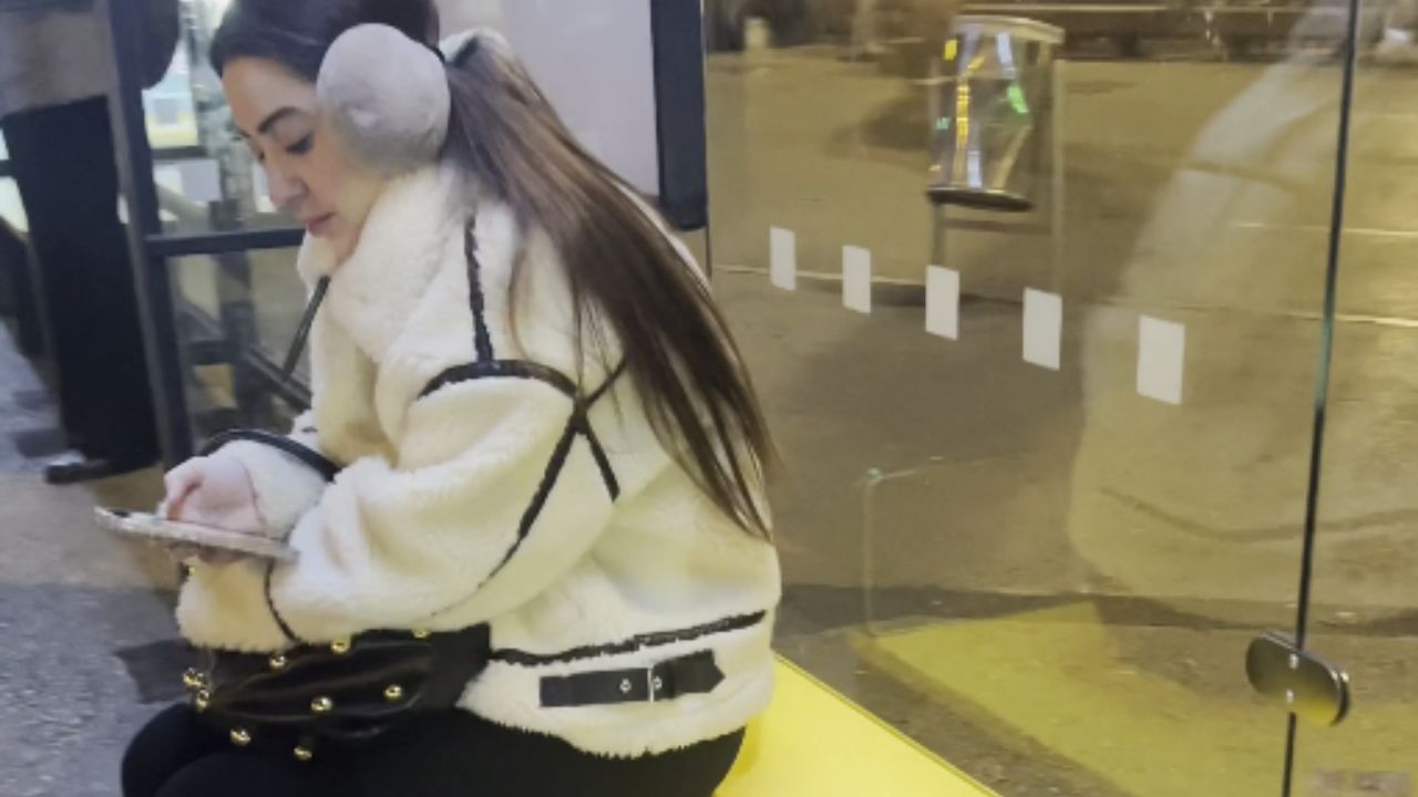 Christmas reunion: Girls' Christmas joy soars when their friend returns ...