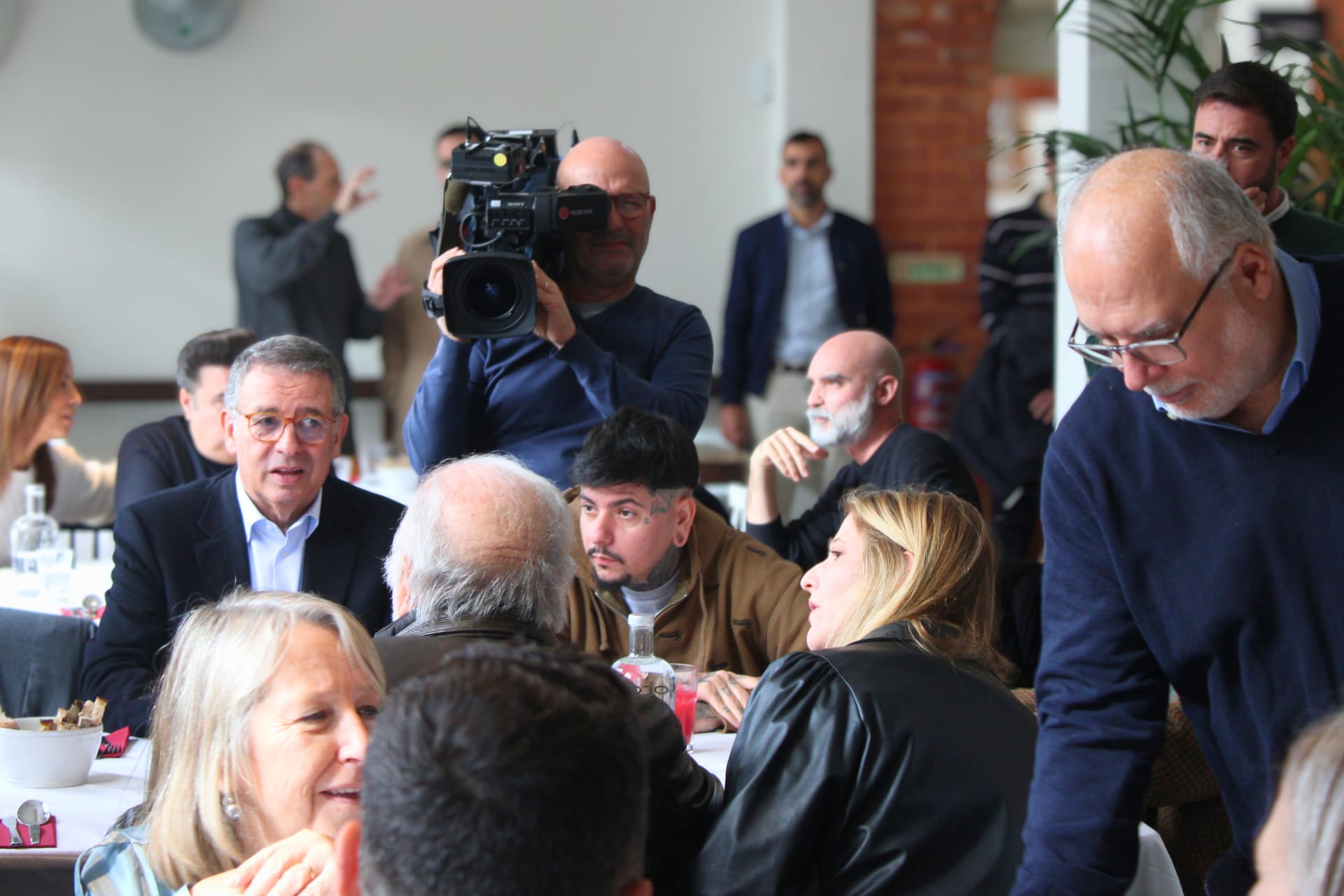 Um ato revelador: uma pessoa juntou kiwi à mousse durante um almoço com ...
