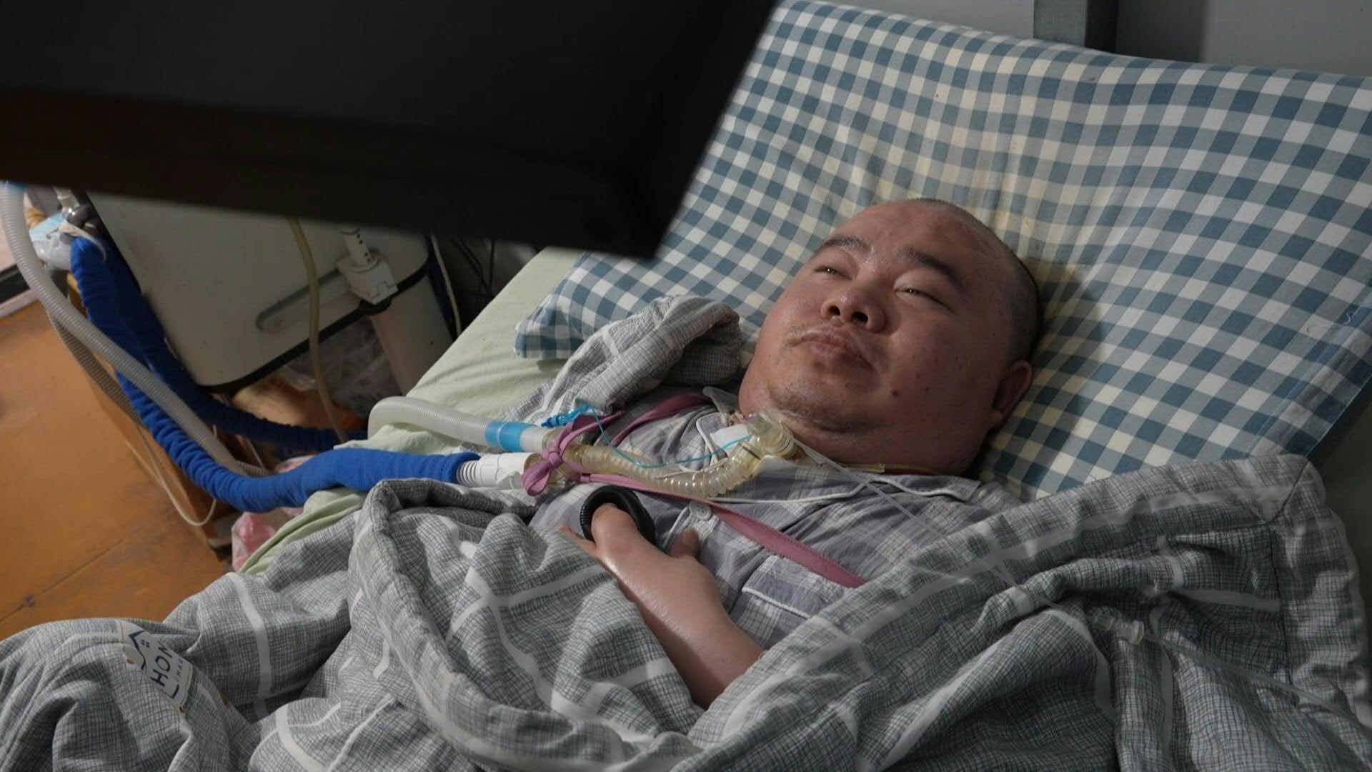 Quadriplegic Chinese man runs smart farm with one finger, one toe