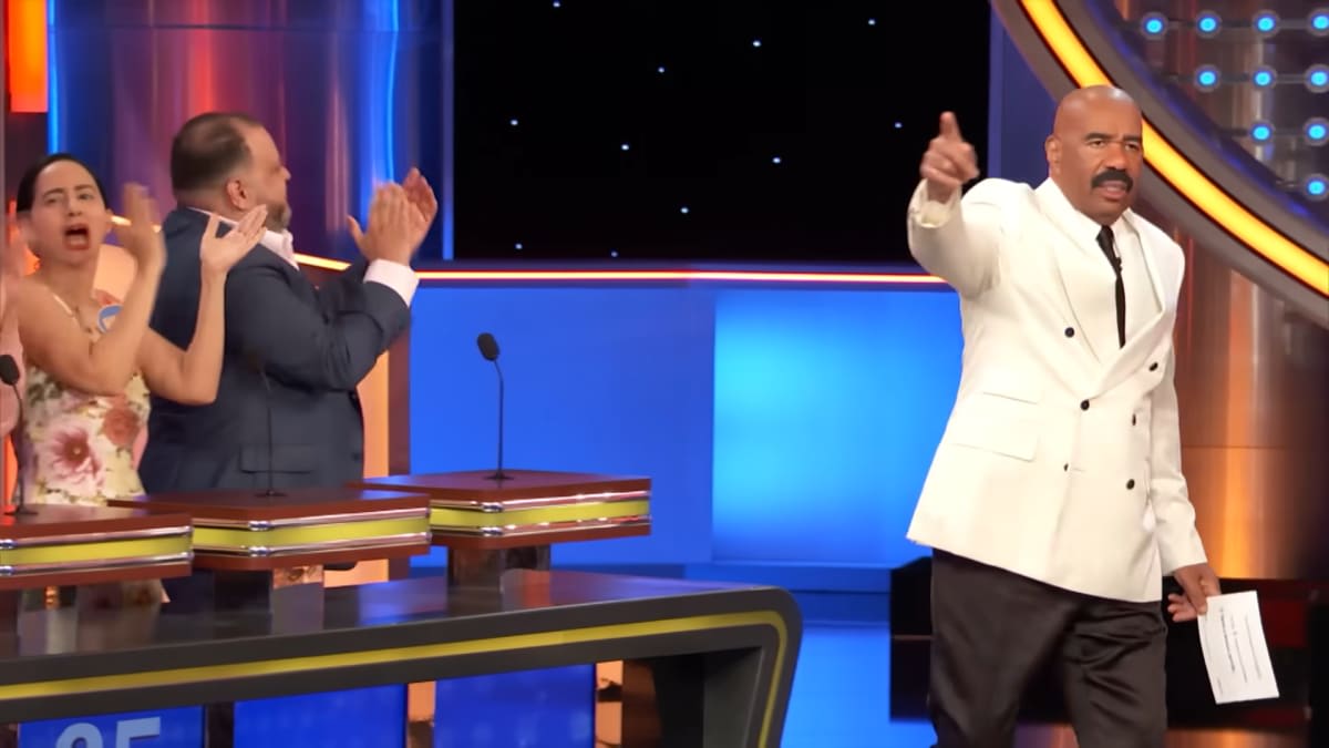 'Family Feud' host Steve Harvey loses it after hearing this famous ...