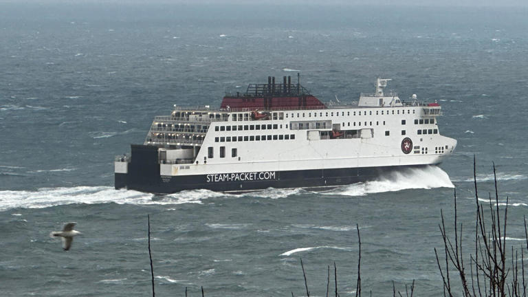 Returning gales cause further ferry disruption